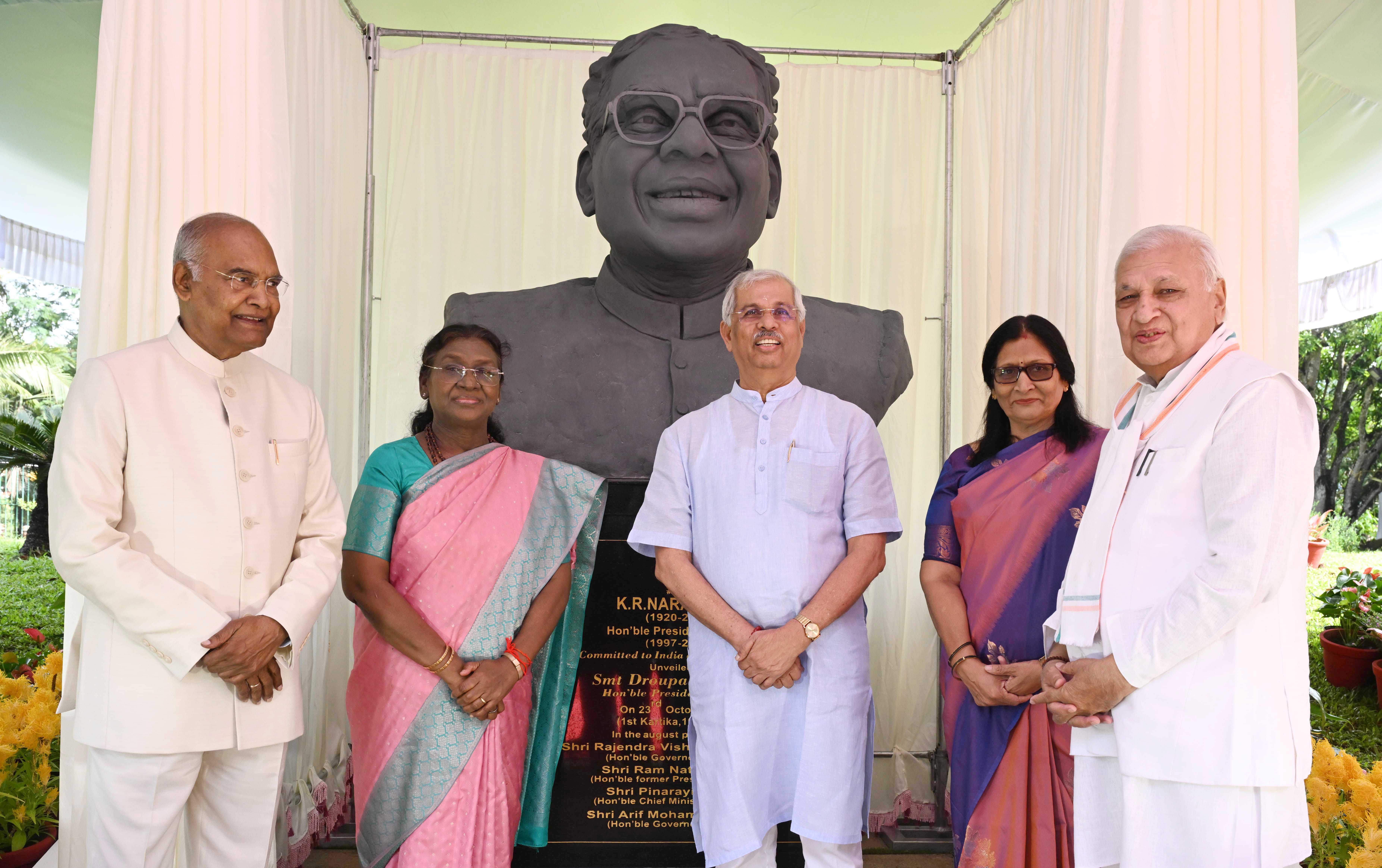 The President of India, Smt Droupadi Murmu unveiled the bust of former ...